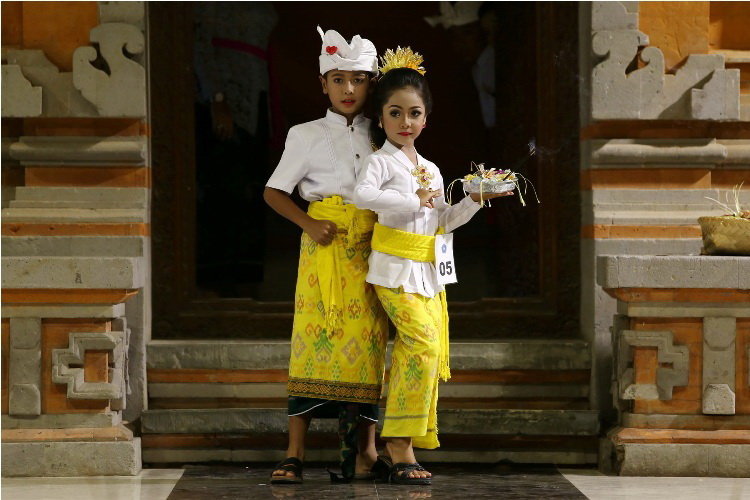 Lomba Busana Adat ke Pura Anak-anak di Klungkung | Bali Tribune